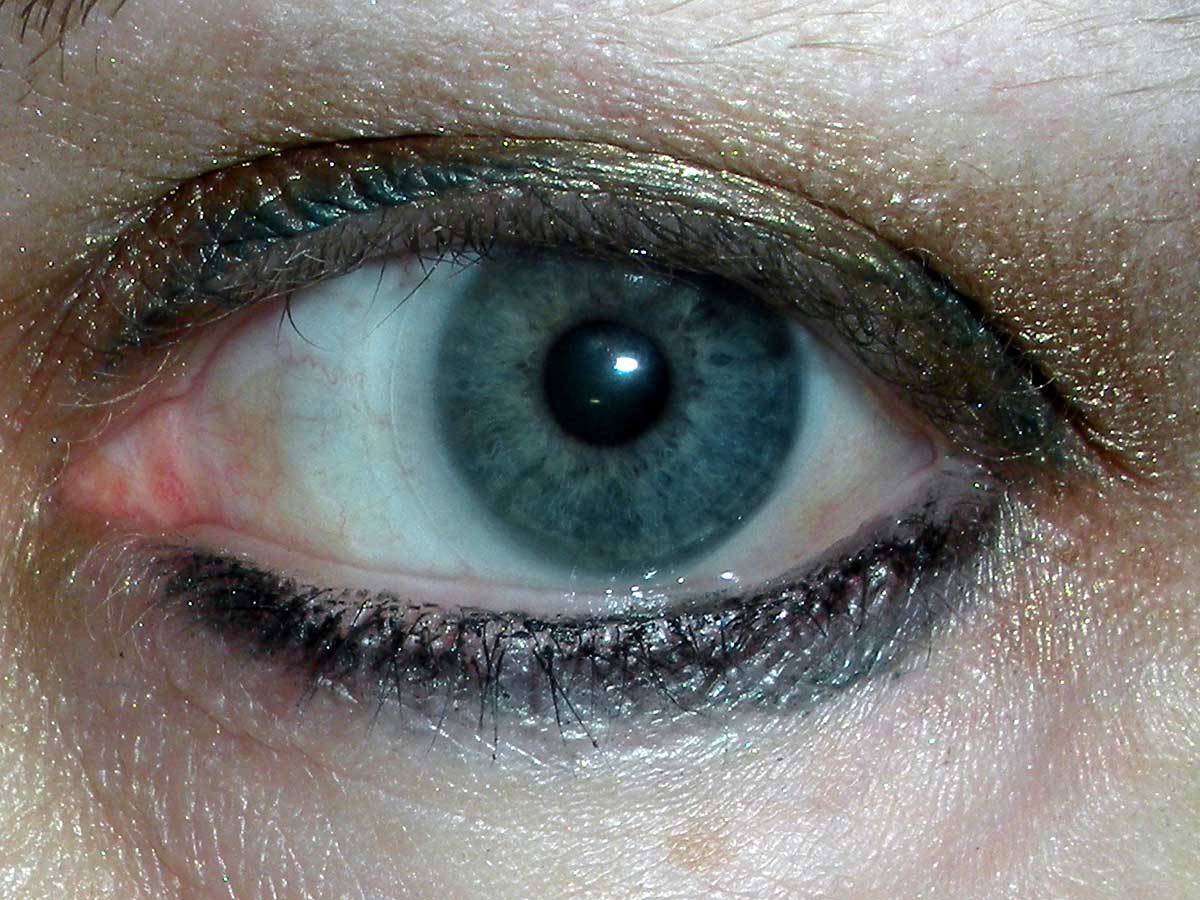 How to wear dark eye shadow and dark lipstick