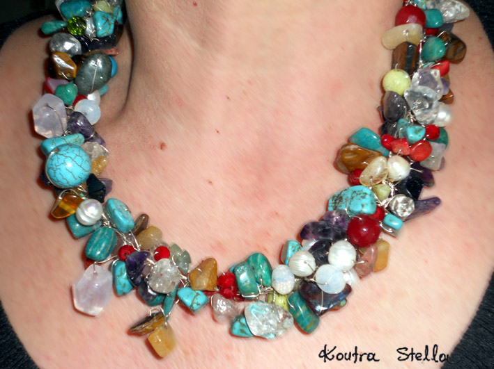 pearls and thread: κολιε με ημιπολυτιμες πετρες στριφτες σε συρμα αλπακα