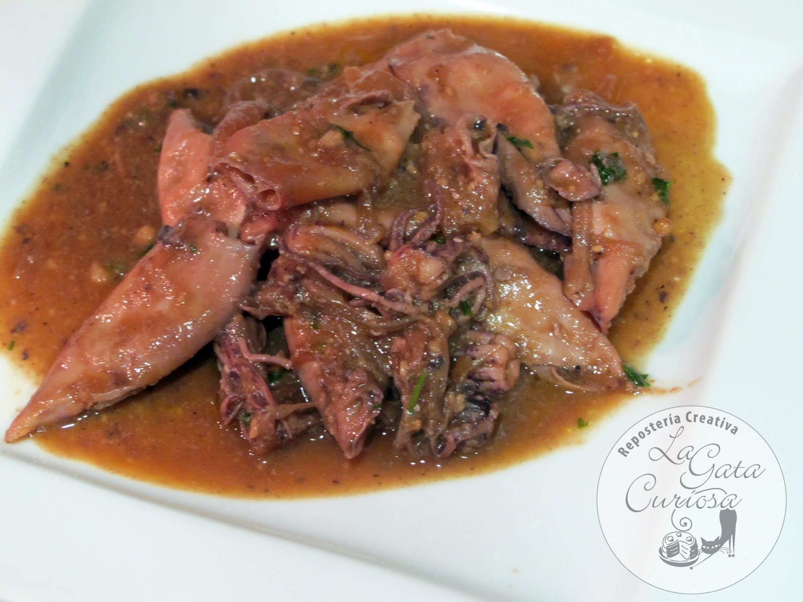 La Gata Curiosa: CHIPIRONES ENCEBOLLADOS CON SALSA DE ALMENDRAS