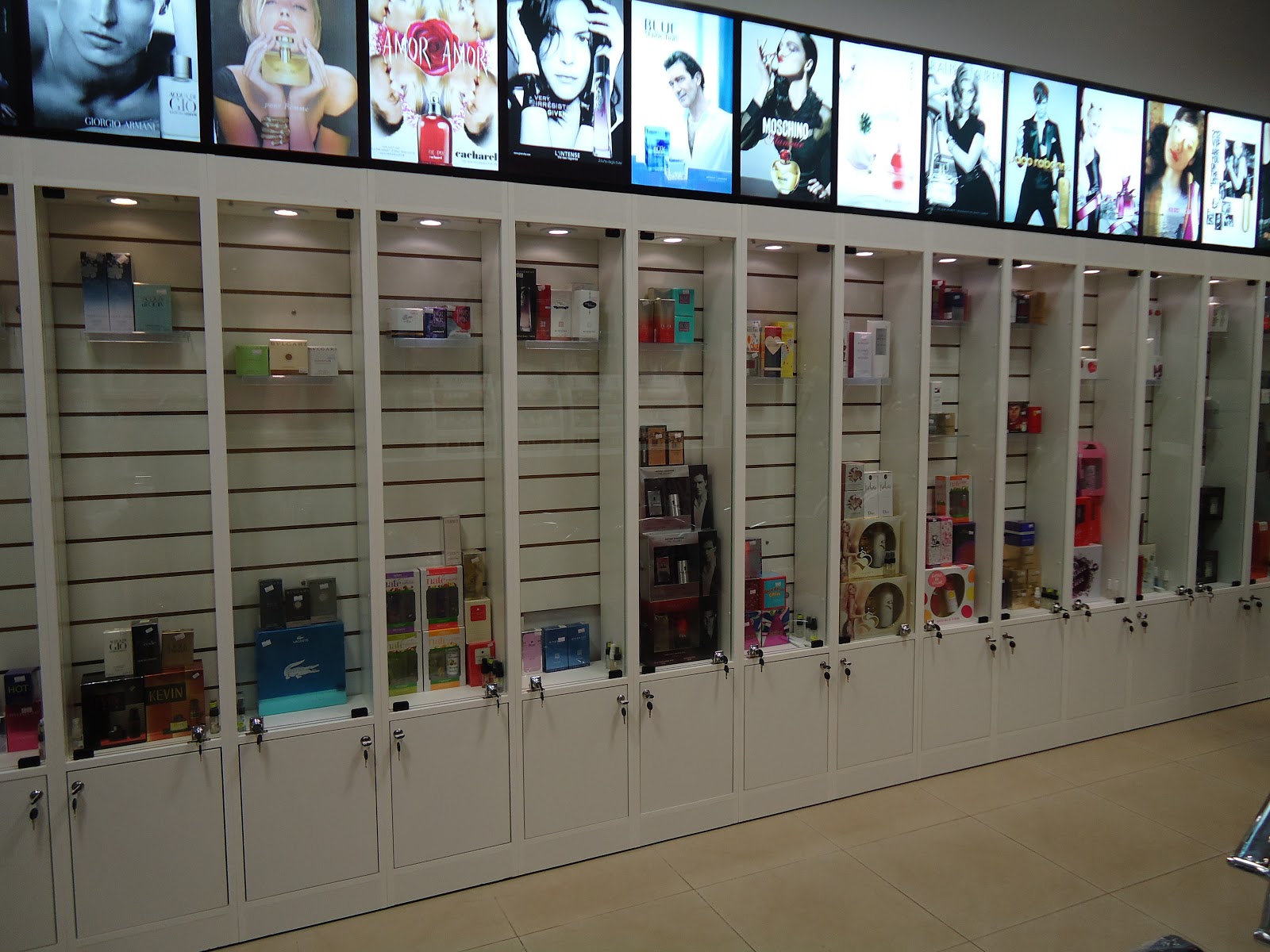 Arte Facil Soluciones: EXHIBIDORES Melamina con puertas vidrio