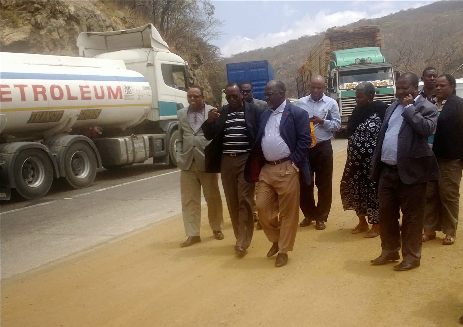 BARABARA KATIKA MLIMA WA KITONGA MKOANI IRINGA KUPANULIWA - MICHUZI BLOG