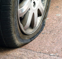 Les astuces automobiles de Scrut'Auto: Que faire lors d'une crevaison