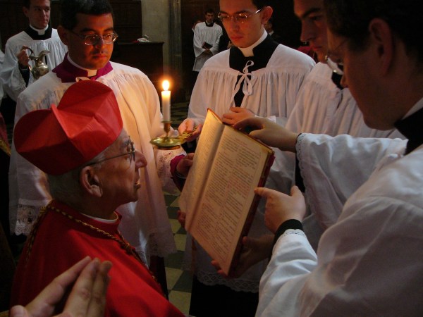 New Liturgical Movement: The Pontifical Vesting Prayers of the Usus ...
