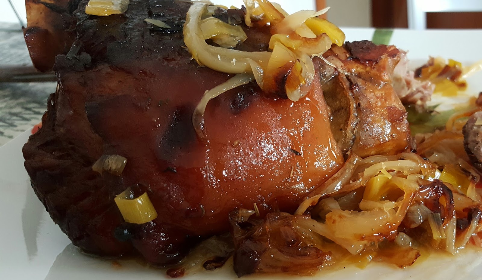 Cocinando entre cacharros: CODILLO DE CERDO ASADO