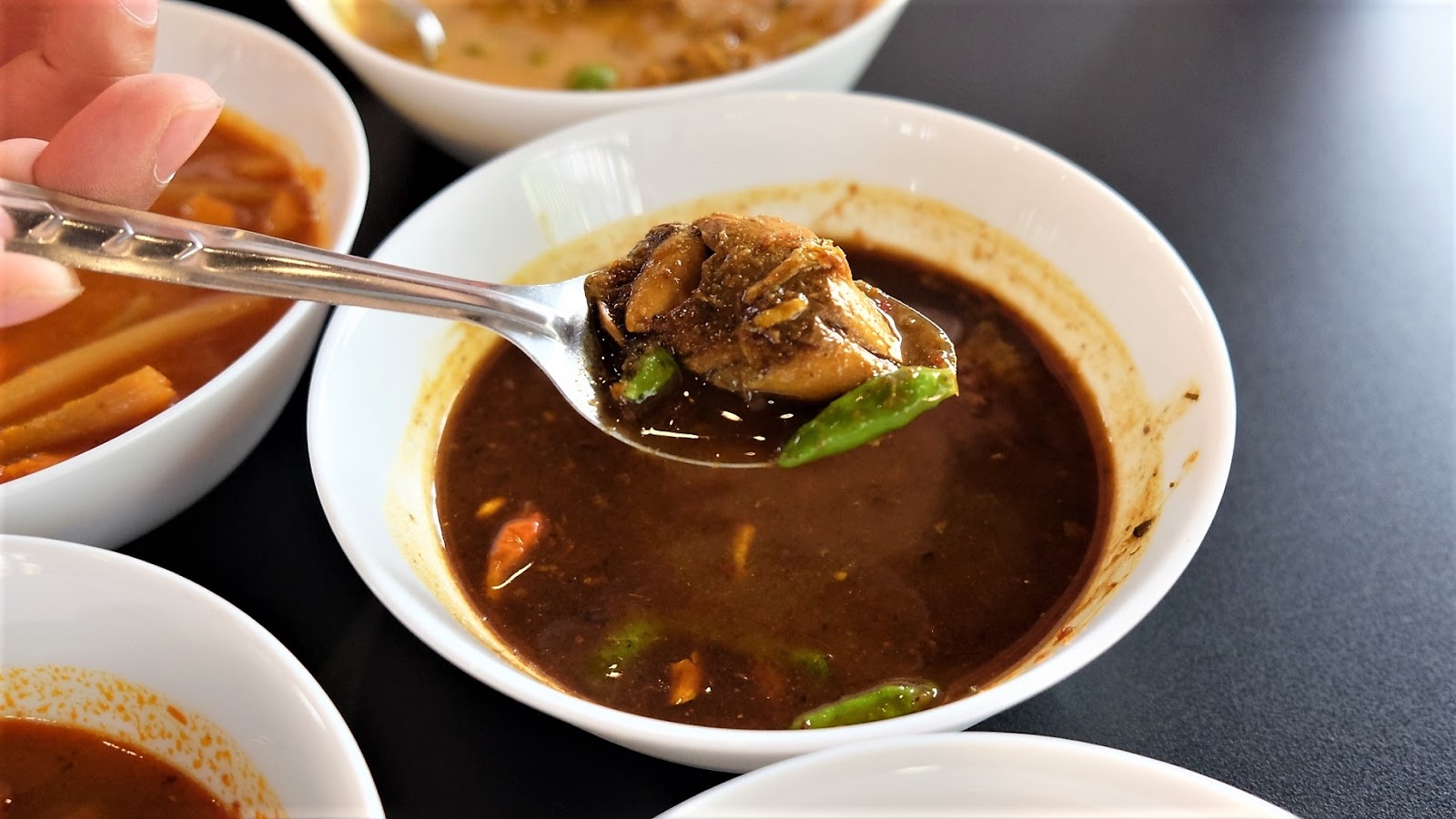 ข้าวแกง Food & Booze สืบทอดรสมือ...แบบฉบับคนใต้ ผักสด น้ำพริกกะปิ ...