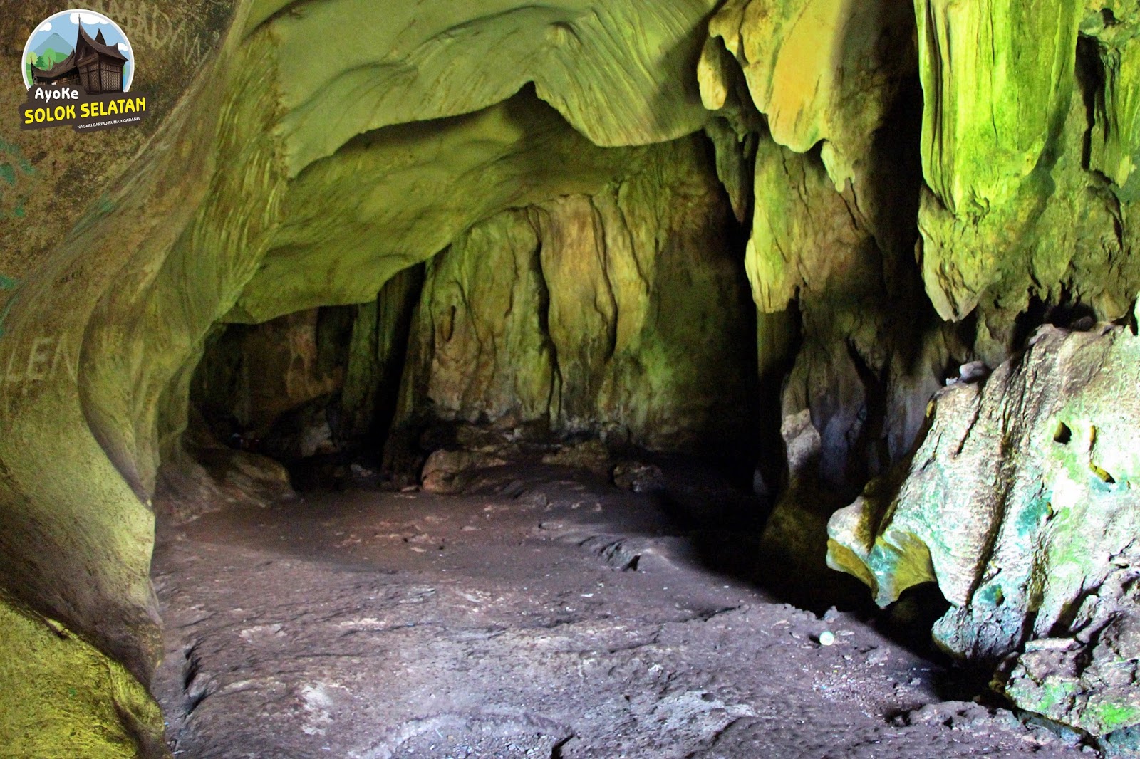 Jelajah Nagari Awak: Goa Batu Kapal, Sensasi Menyelinap di Ngalau Warna ...