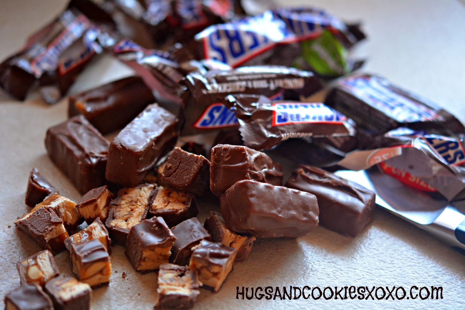 SNICKERS CHEESECAKE BARS ON AN OREO CRUST - Hugs and Cookies XOXO