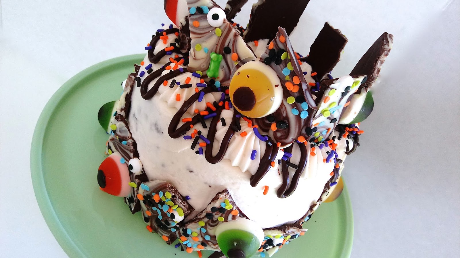 At Home with the Loverbees: Spooky Chocolate Bark Cake