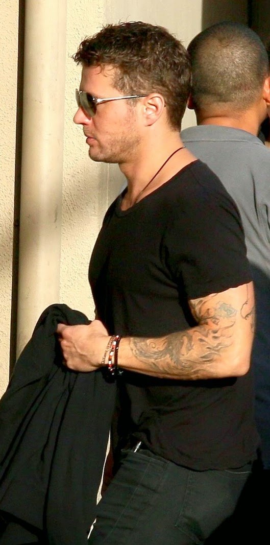 VJBrendan.com: Ryan Phillippe Signs Autographs Outside Of 'Jimmy Kimmel ...