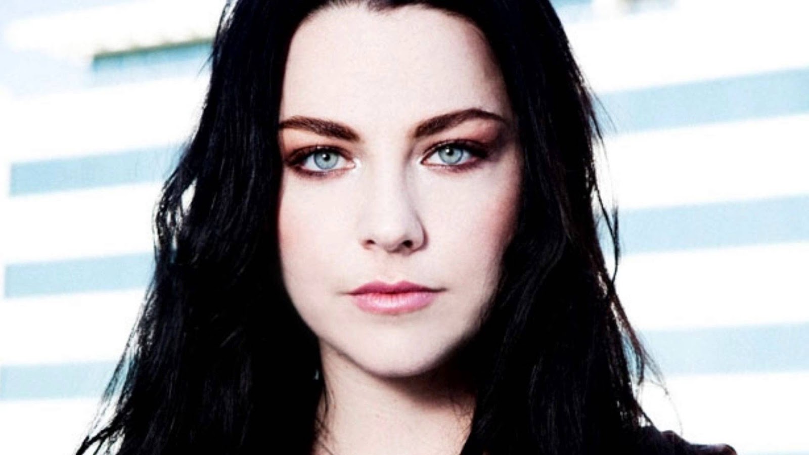 Lembra da sombria Amy Lee, vocalista do Evanescence, banda que fez ...