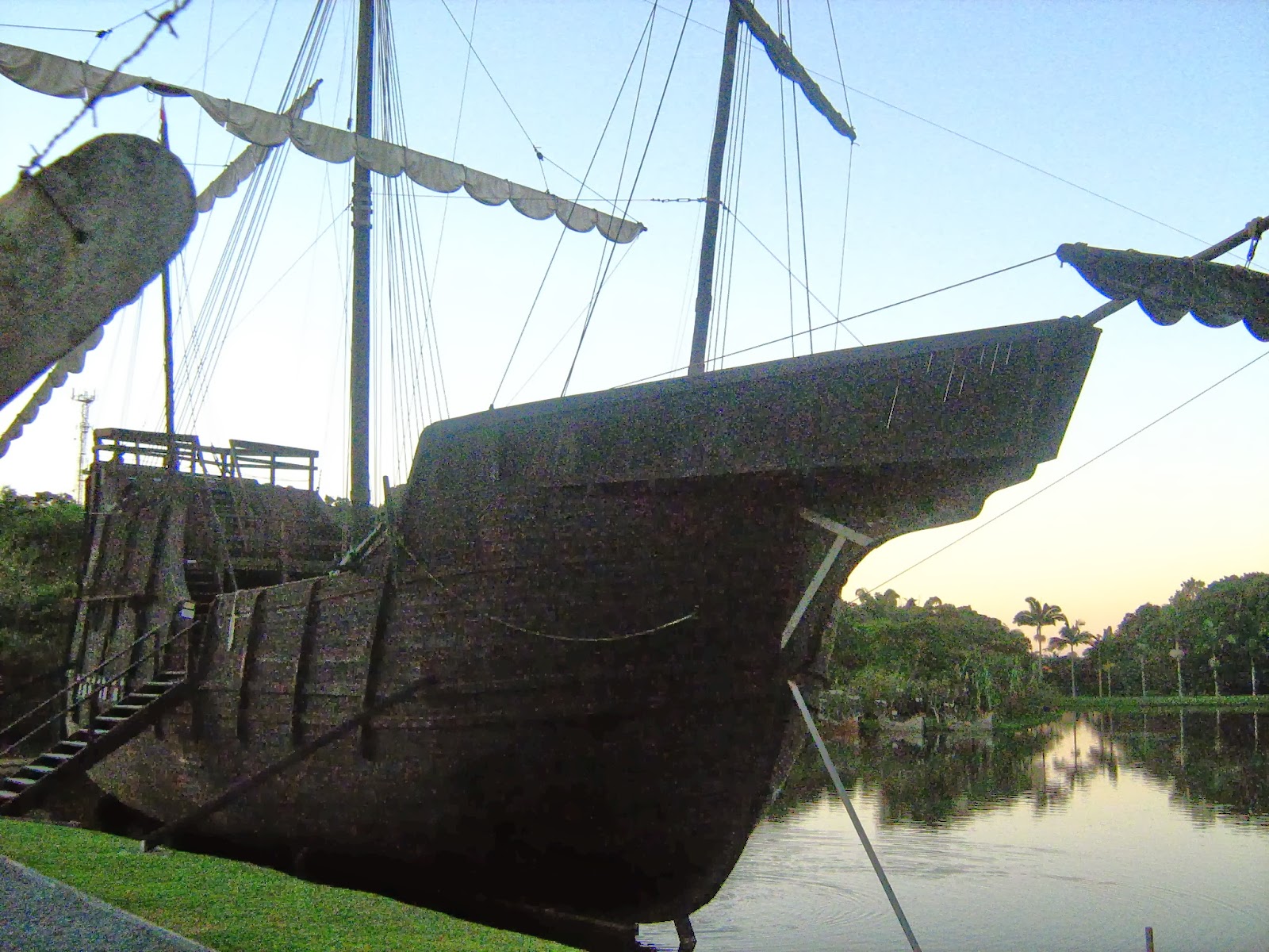 Dia da Terra: Captain Jack Sparrow and his famous pirate ship "Black ...