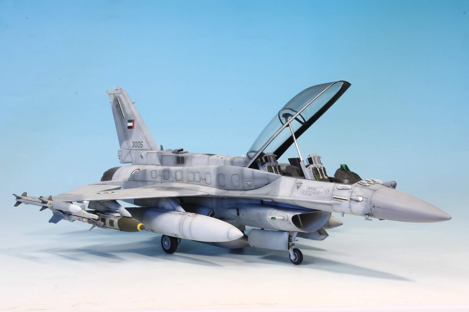 Istvan Michalko's scale models: Lockheed Martin F-16F Block 60 Desert ...