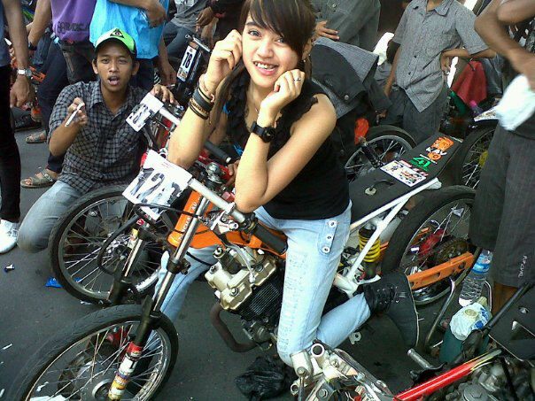 MODIFIKASI MOTOR: CEWEK RACING