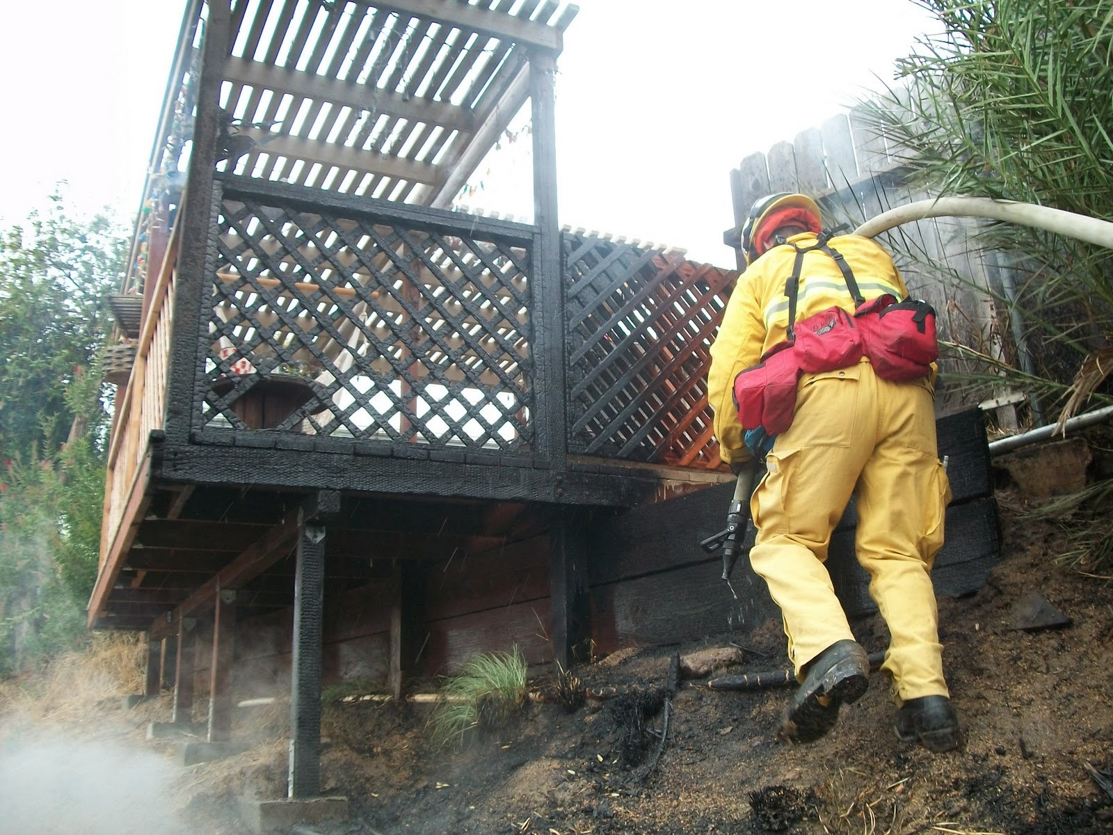 Lakeside Fire District: Vegetation Fire Extends into Structure