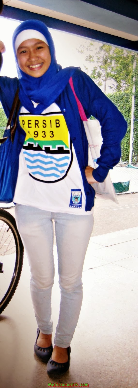 Hijabers Seksi: Foto Suporter Cewek Berjilbab Persib Bandung (Lady Viker)
