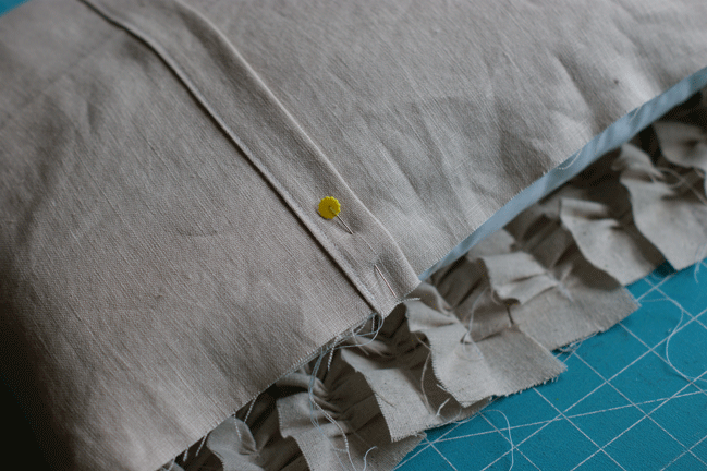 ...ruffle pillow {tutorial}...and a GIVEAWAY! (now closed) | Midwestern ...
