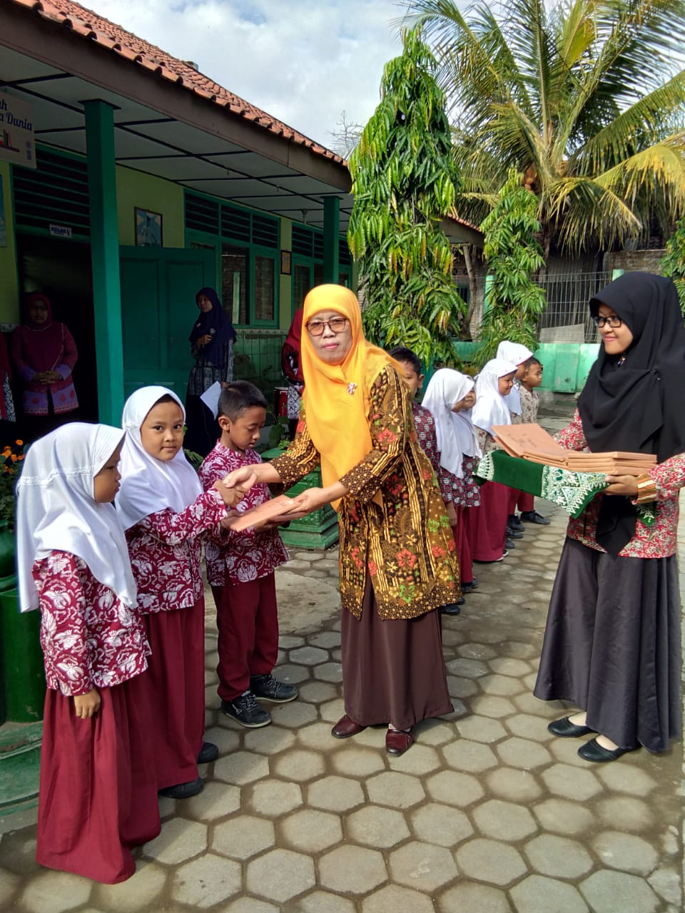 Penerimaan Rapor dan Pembagian Hadiah Bagi Siswa Berprestasi SD Gumulan ...