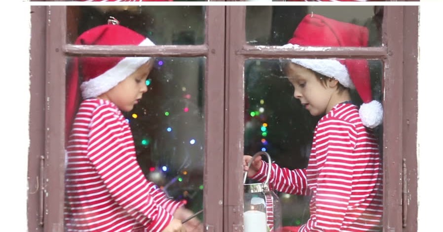 8 Simple Ways to Make your Holiday Windows Christmassy - Oak Leaf ...