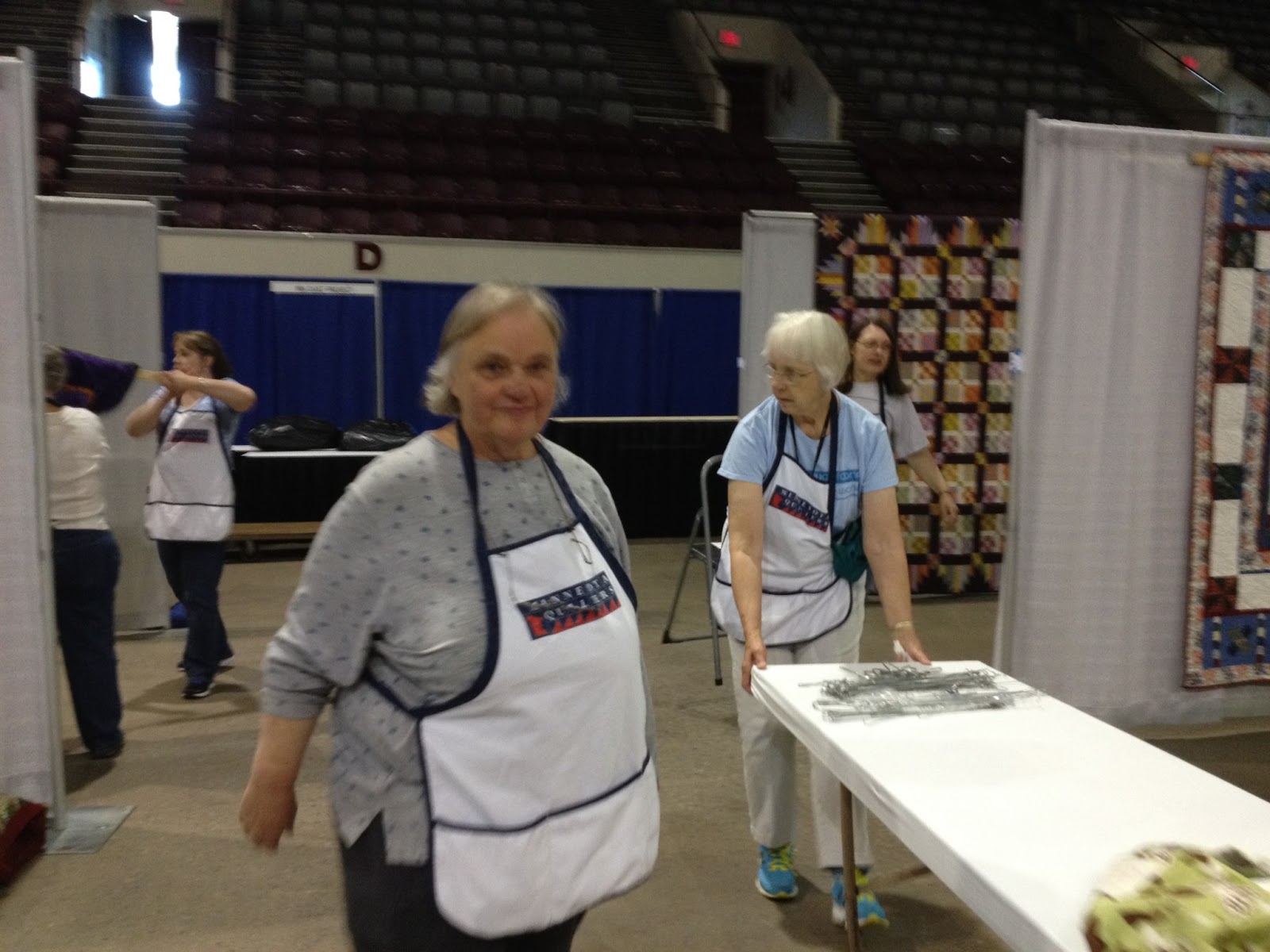 Rebecca's Designs: Minnesota Quilt Show - set up