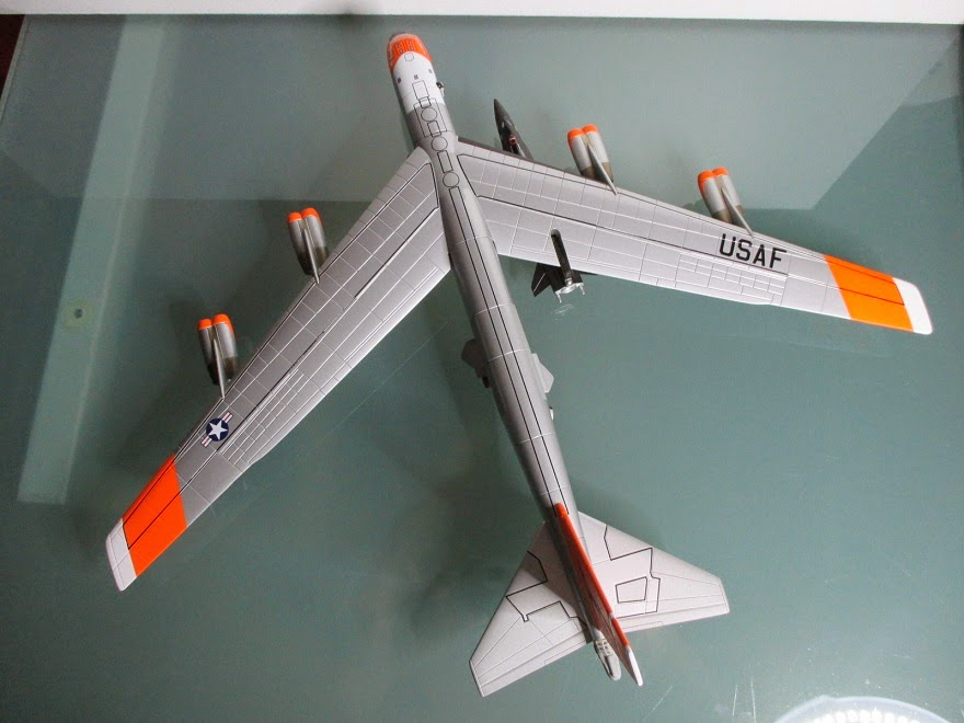 1/144 airbattle: 1/144 Boeing B-52 + North American X-15 - by Corgi