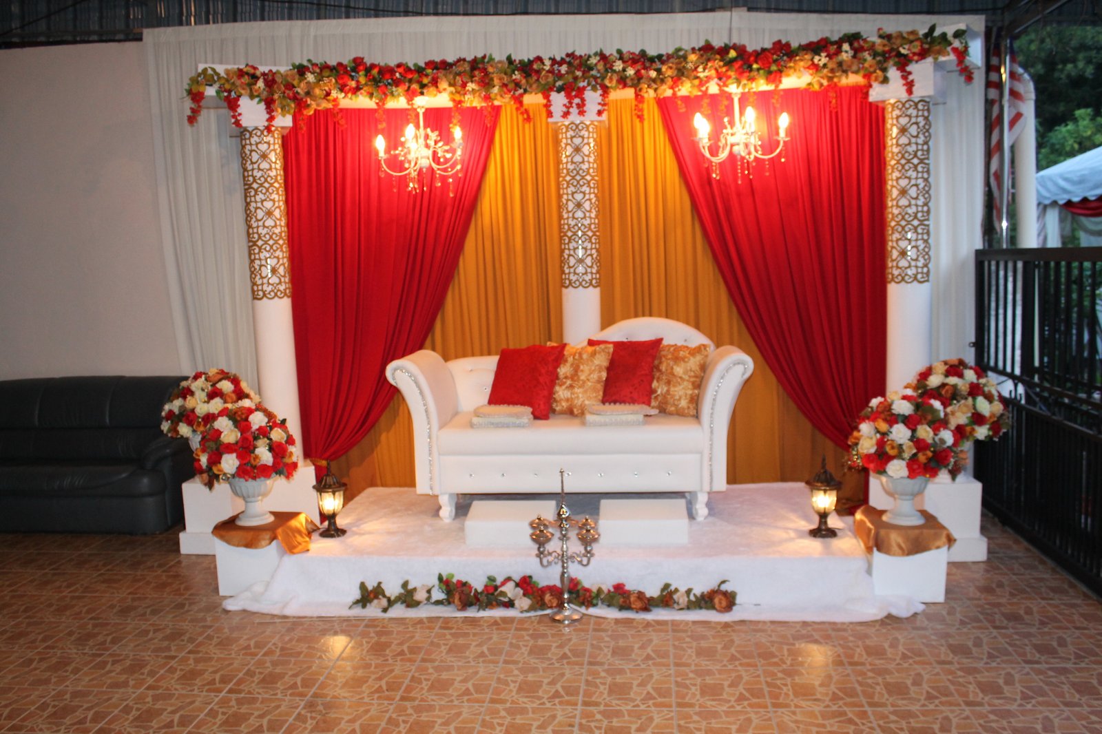 Kerja Kahwin Kuala Kangsar: Pelamin Roman tema Gold Maroon