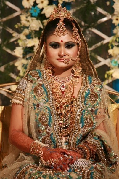 Wedding Pictures: Bangladeshi Wedding Culture with Heavy Jewellery