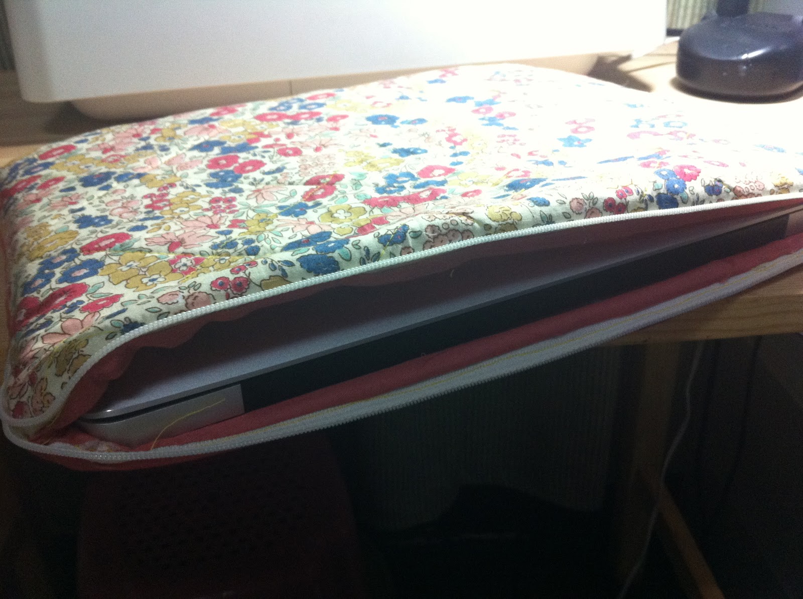 eat.love.travel.write.shop.sleep.shoot!: DIY laptop sleeve