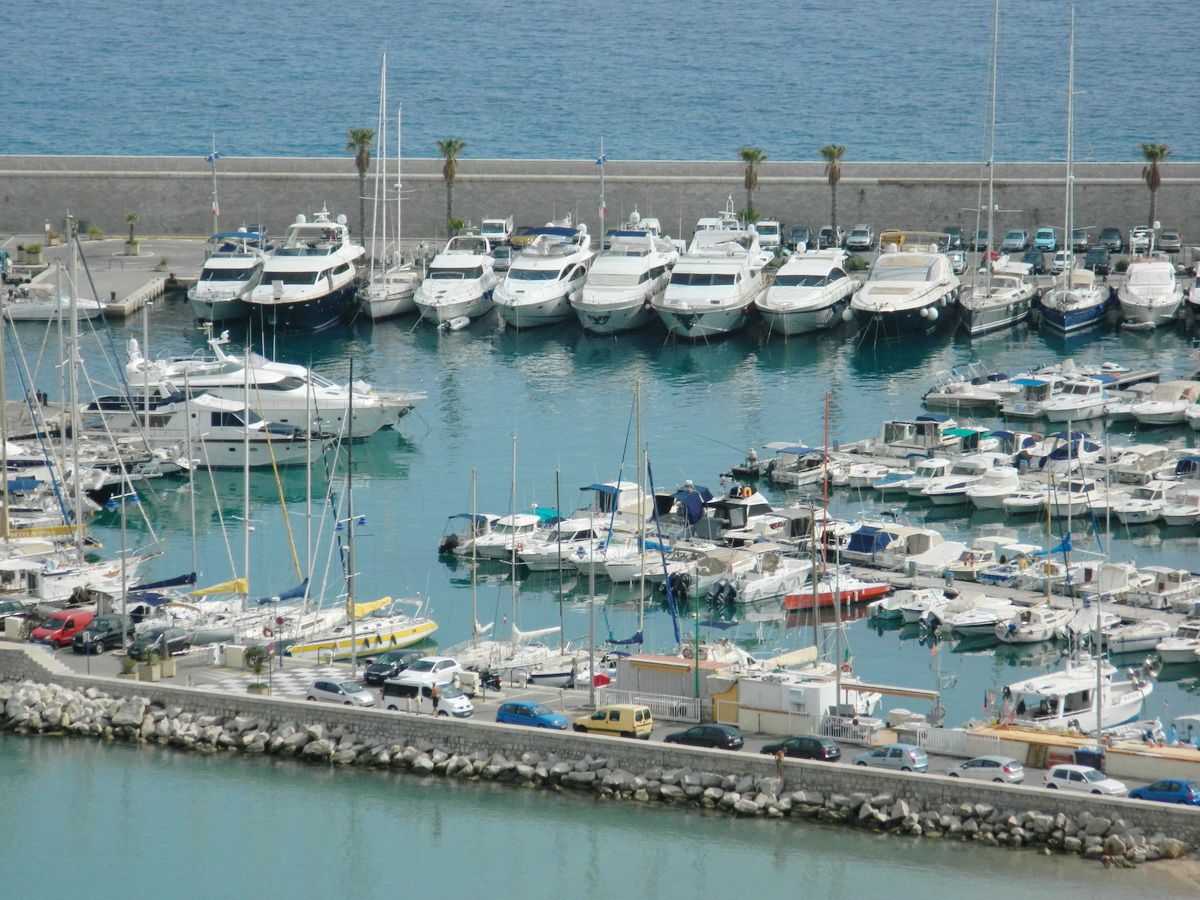 LA MULTI ANI, ROMANIA!: Porturi vazute de sus