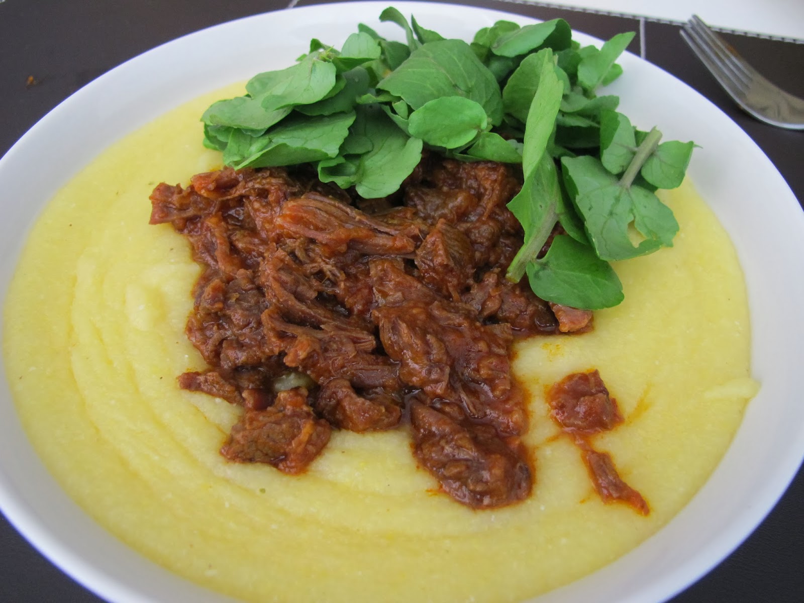 álbum da Lu: Polenta com ragú de carne e agrião