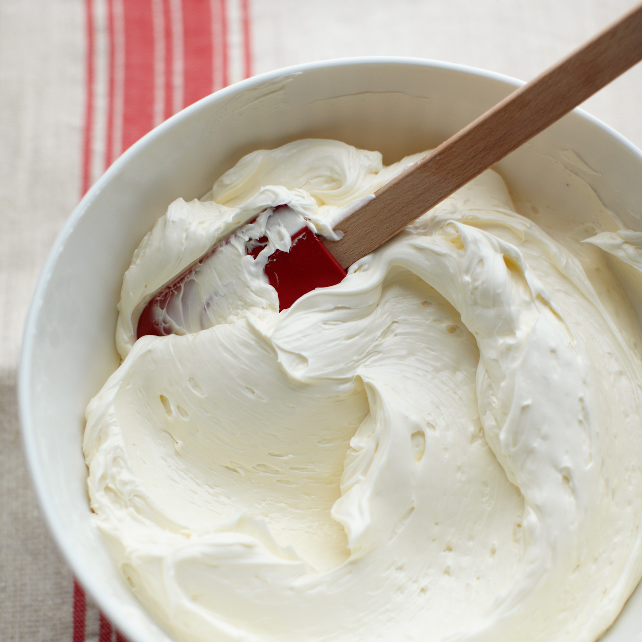 SIMPLE HOMEMADE VANILLA ICING/FROSTING