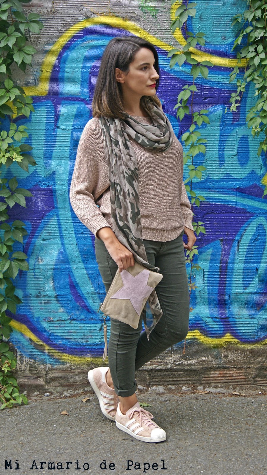 Outfit: Look Trendie Verde Militar y Rosa - Mi Armario de Papel