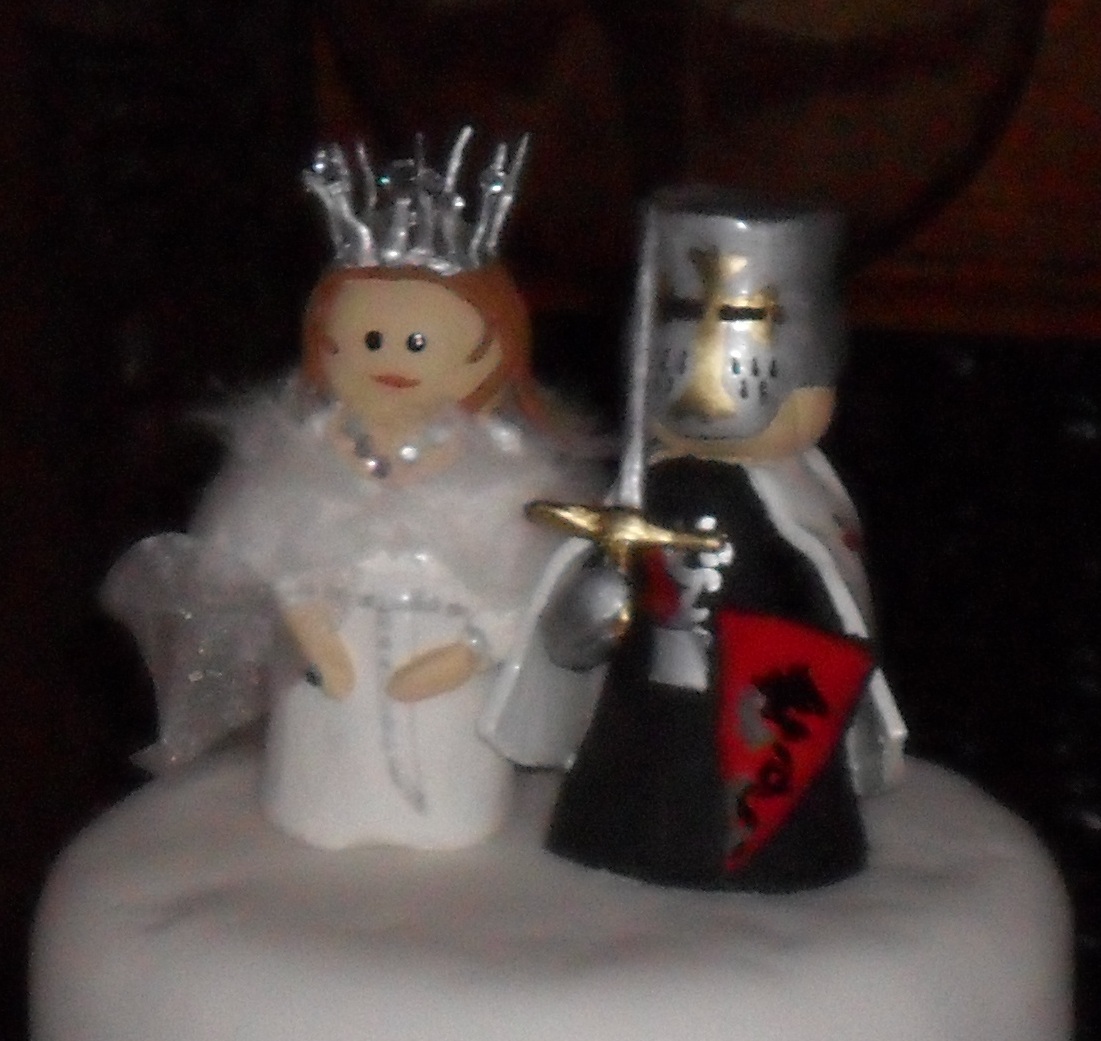 Busy Crafting...: How to make a Medieval Bride and Groom Wedding Cake ...