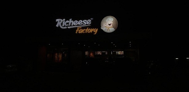 Revisual Neon Box Logo Chef Richeese Factory Majapahit Semarang