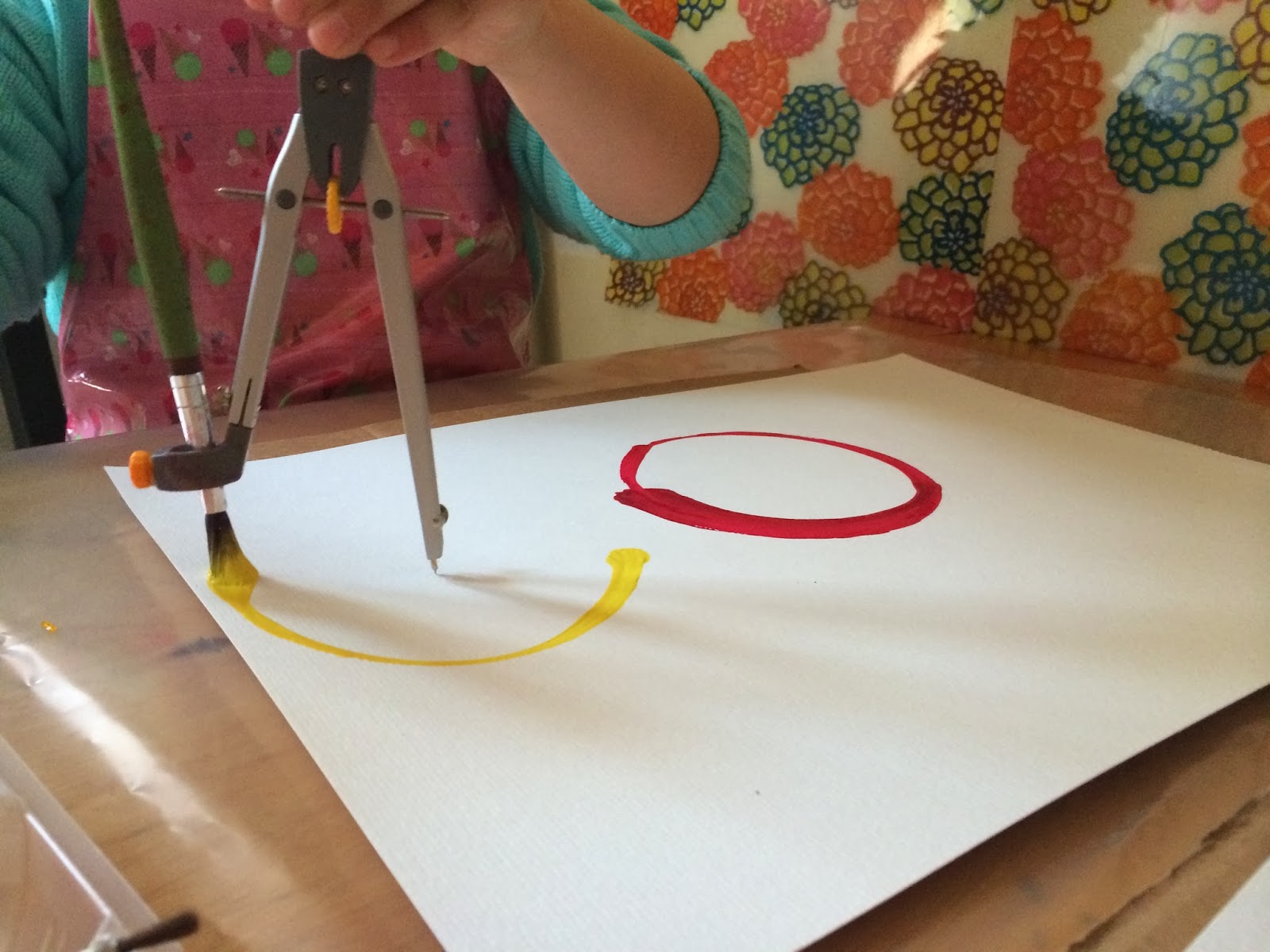 encenent la imaginació: Pintura amb compàs.