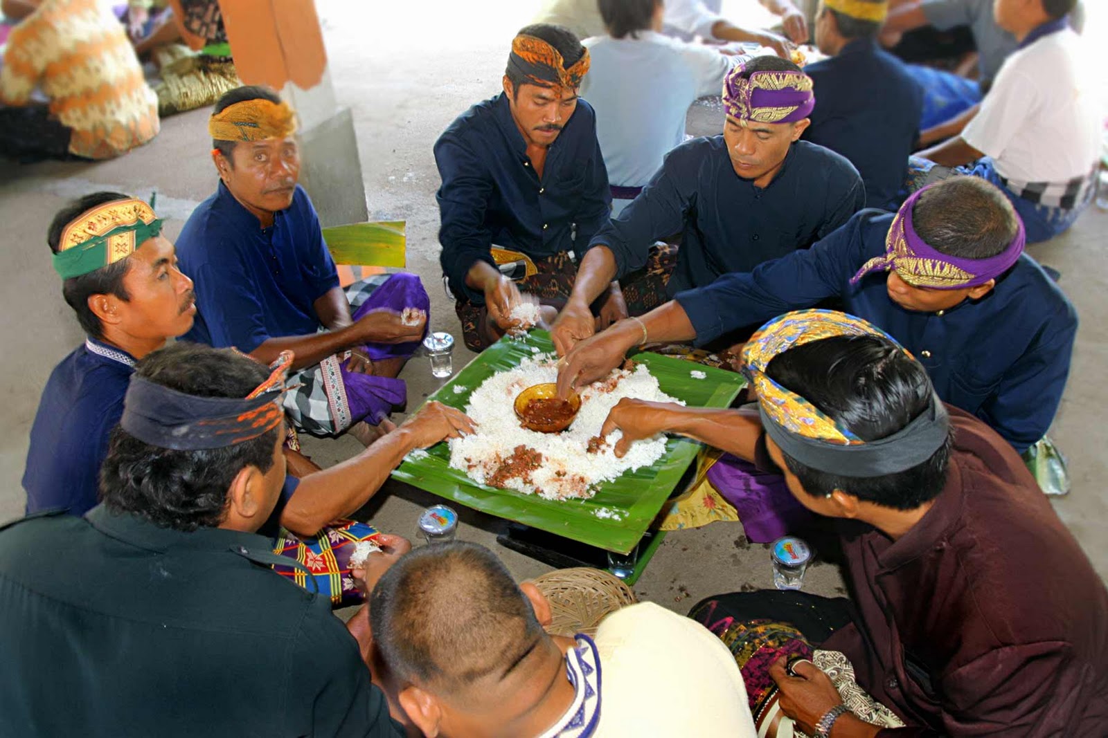 Magibung / Megibung | Cultures of Denpasar | Learn and recognize about ...