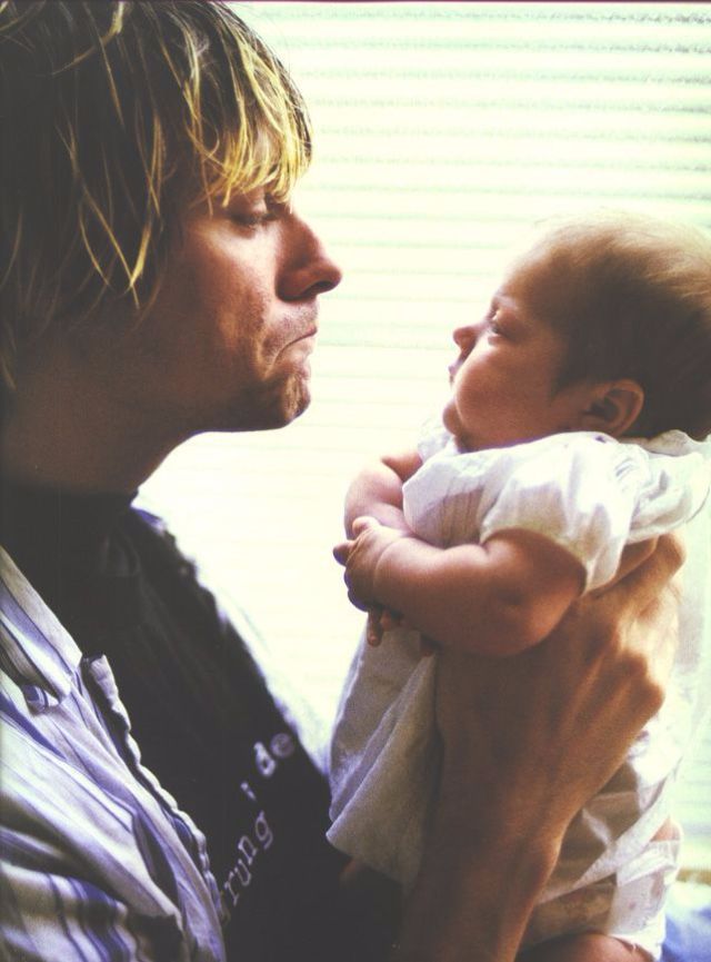 20 Rare and Candid Photographs of Kurt Cobain With His Baby Daughter ...