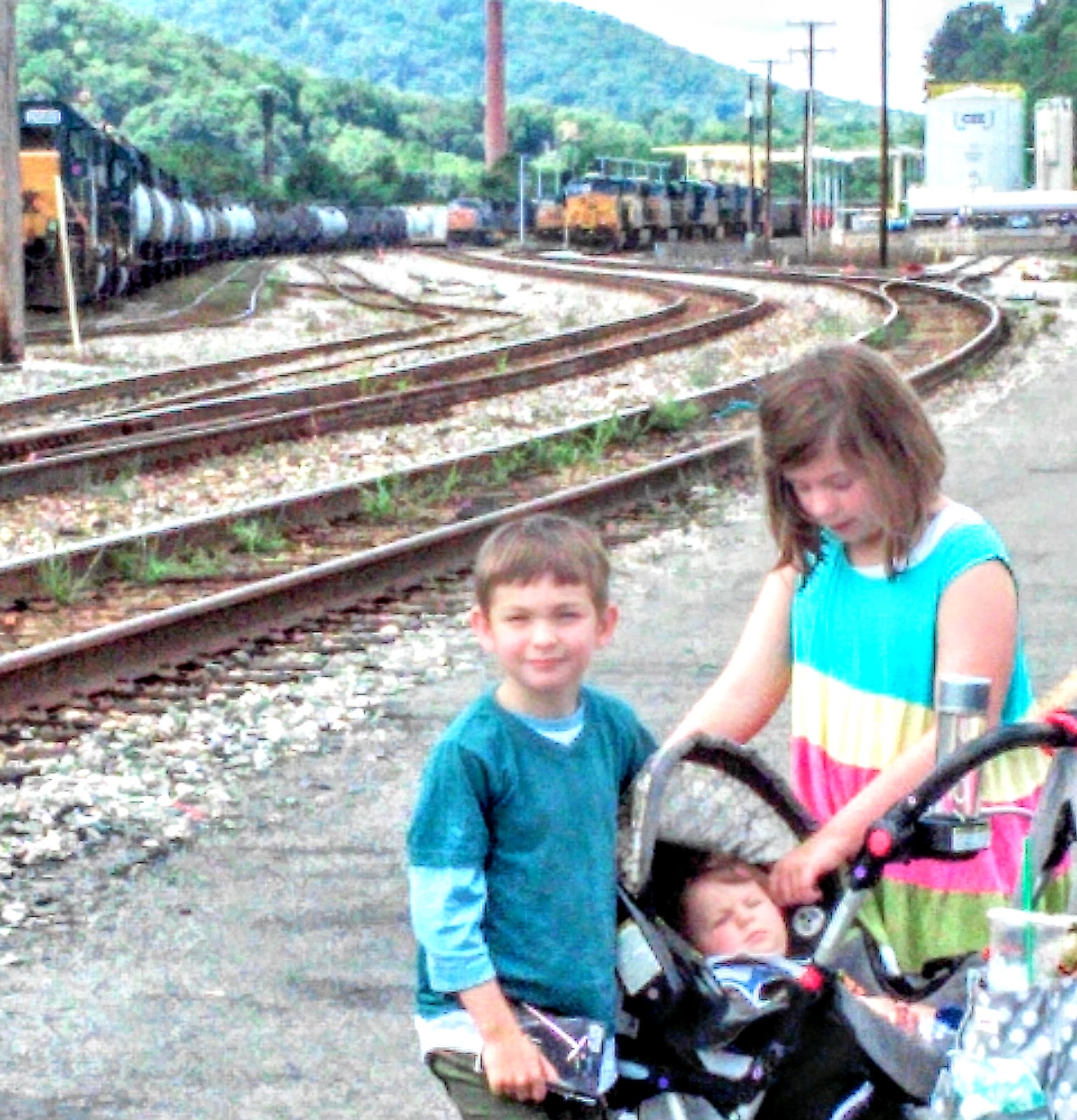 SeetheKeysGrow: Tips for traveling by train with children.