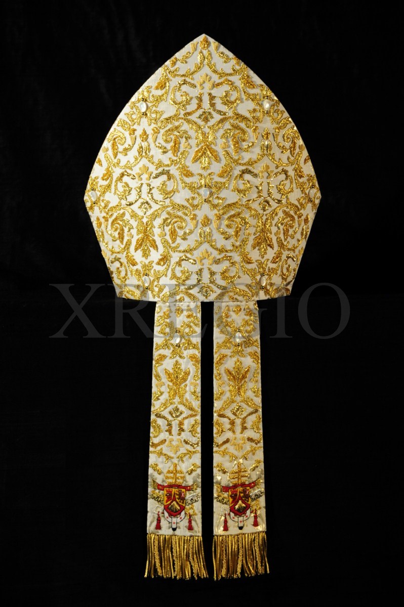 SACRIS SOLEMNIIS: Eccellenze venete: una mitria per Sua Santità