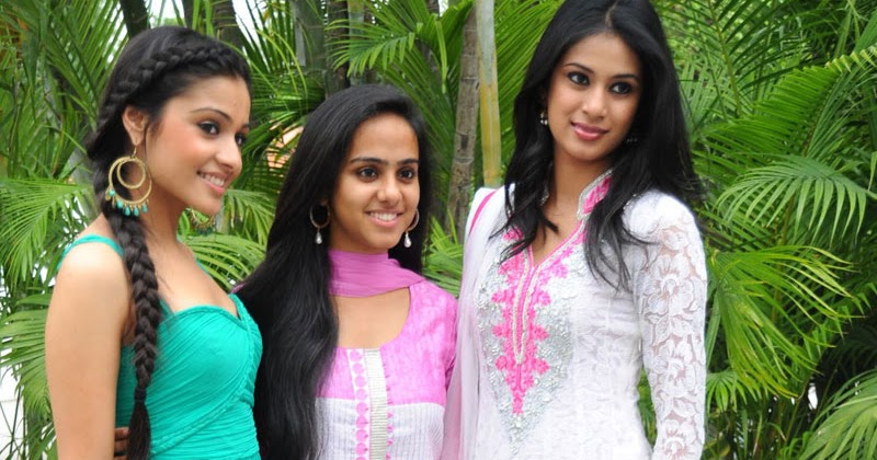 Life is Beautiful Female Leads Photos