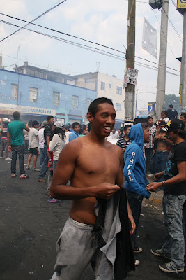 Imágenes masculinas en las calles de México.: Má y más chacales mojados