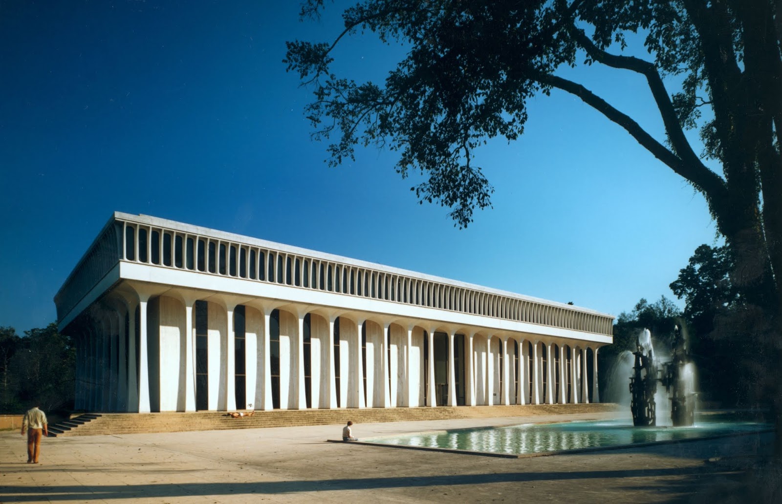 Digital Media Journey: Platforms and Porches in New Formalist Architecture