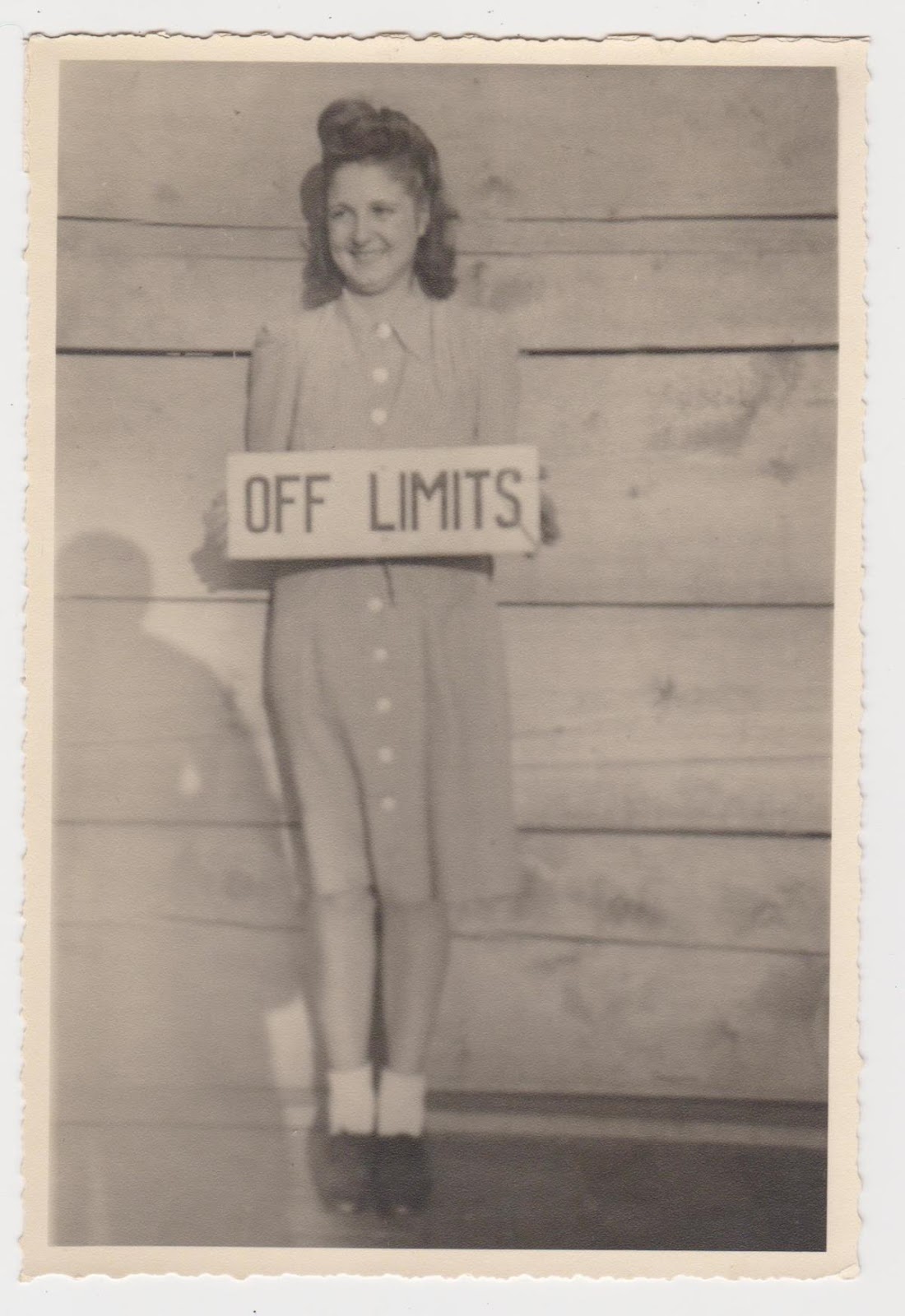 20 Vintage Snapshots of Women Posing With Hilarious Signs ~ Vintage ...