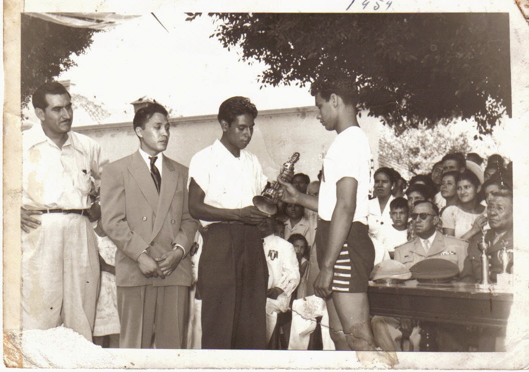 1952 La familia Robles, 1954 Raúl Limón gana la carrera ciclista ...
