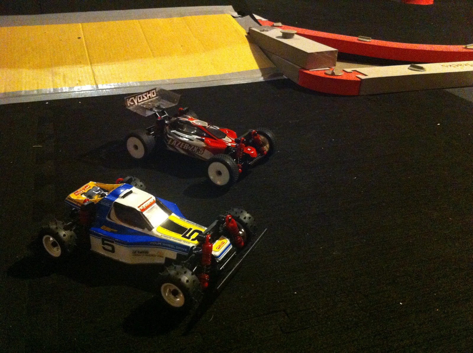 KYOSHOSAN: My Mini-Z Buggy Track