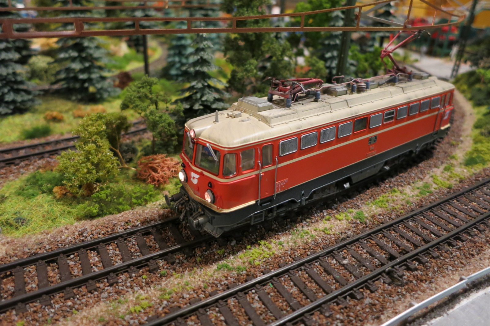 Modélisme ferroviaire: ÖBB 1042 en action!