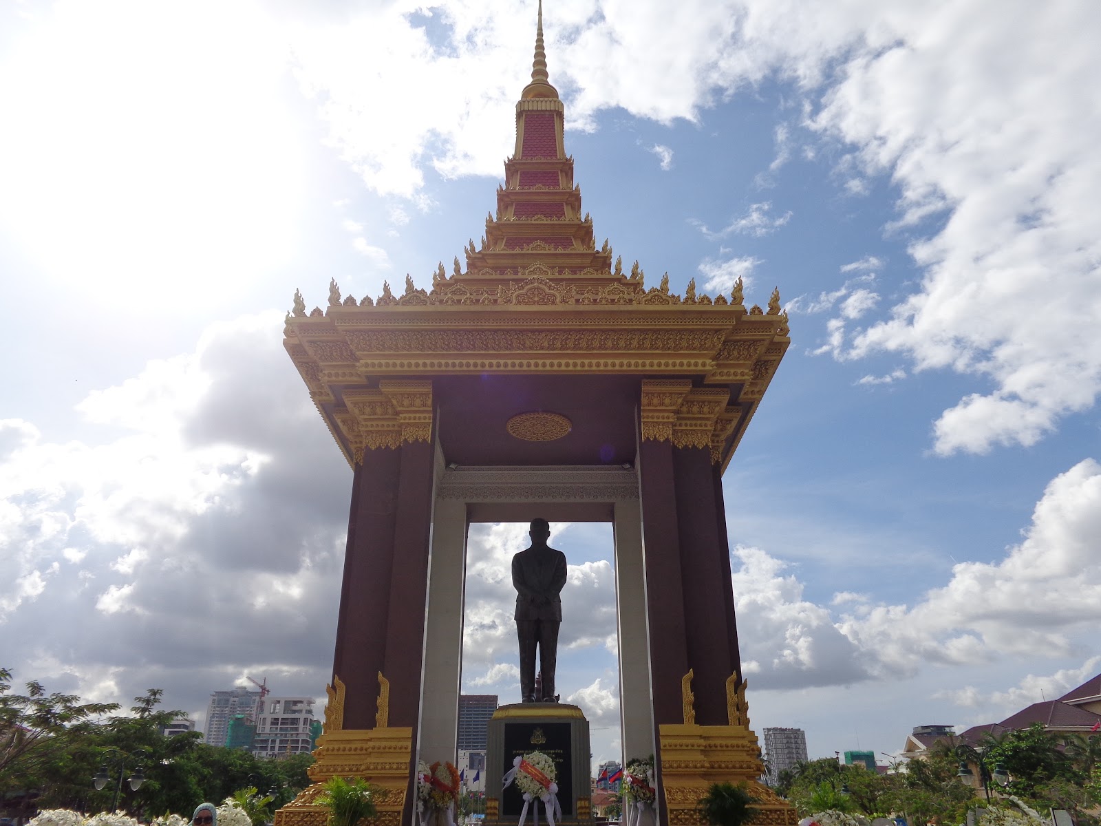 Vimean Ekareach - Phnom Penh Independence Monument - WELL GO TRAVEL