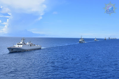 Garuda Militer: [Foto] Formasi Puluhan Kapal Perang di Laut Padang
