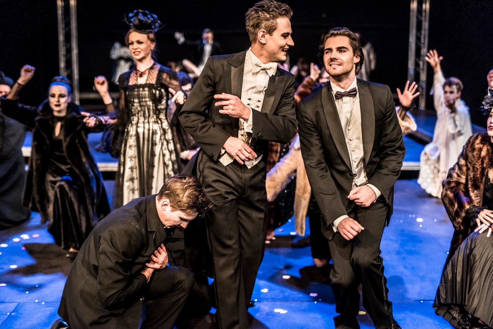 Patrzę się inaczej: Ach, bal więc bal! „Operetka” jak opera / „Operetka ...