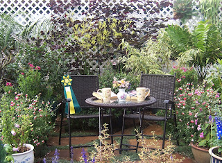 The 2 Minute Gardener: Photo - Container Patio Garden
