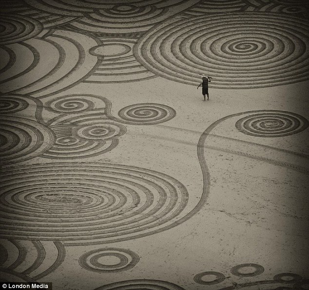 Sand Drawings by Tony Plant and Jim Denevan - aesthesiamag
